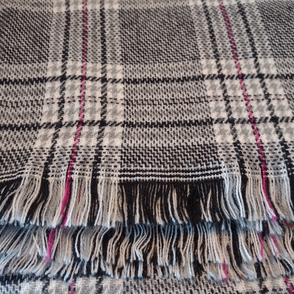 Marcus Adler | Accessories | Large Marcus Adler Gray Black Pink Plaid ...